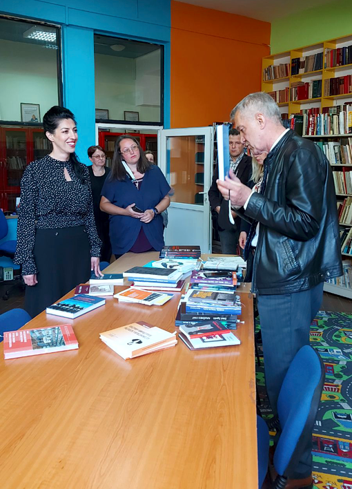 Predstavnici Nacionalne i univerzitetske biblioteke BiH posjetili Narodnu biblioteku Srebrenica ...