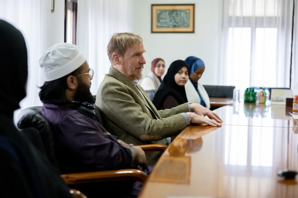 Prof. dr. Abdel Hakim Murad i studenti Cambridge Muslim Collegea iz ...